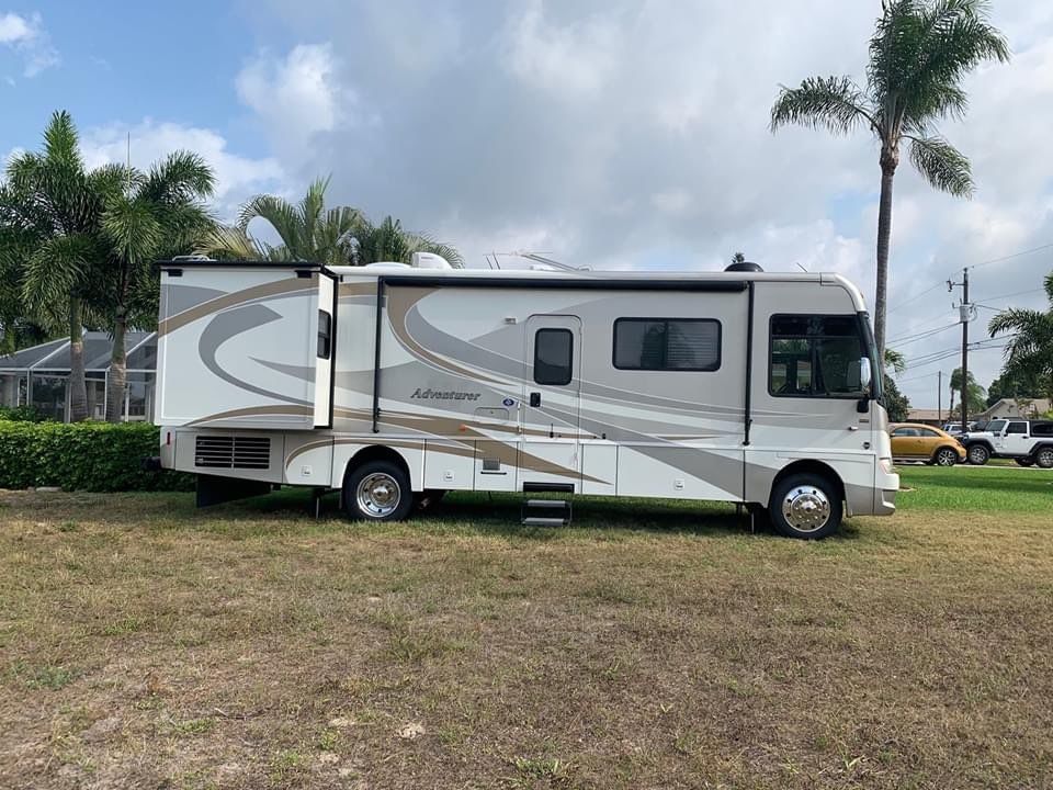 2010 Winnebago Adventurer 32H - National Vehicle