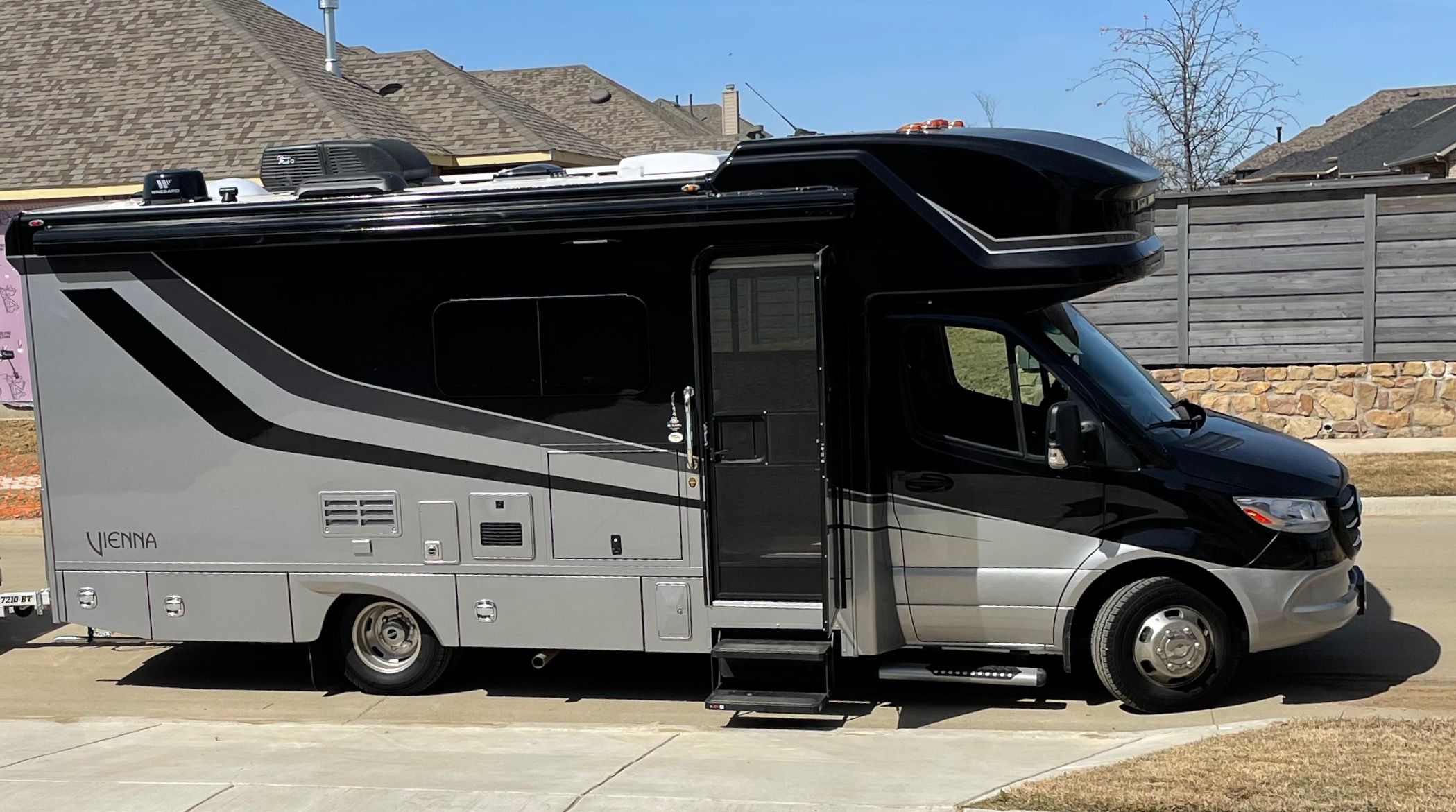 2021 Renegade Vienna 25VRMC - National Vehicle