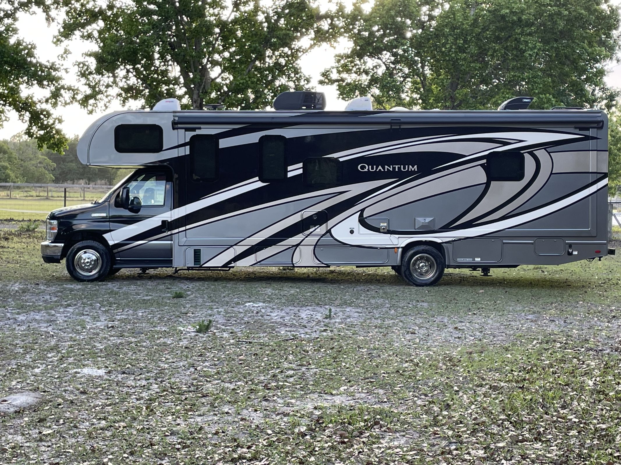 2019 Thor Motor Coach Quantum 31WS - National Vehicle