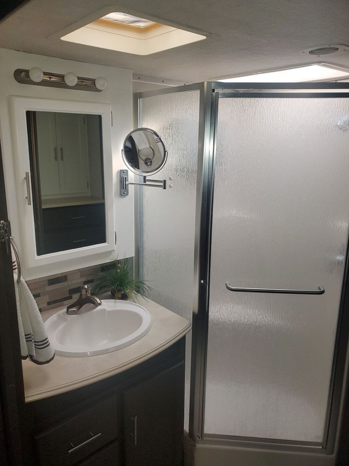 2005 National RV Dolphin 5355 - National Vehicle