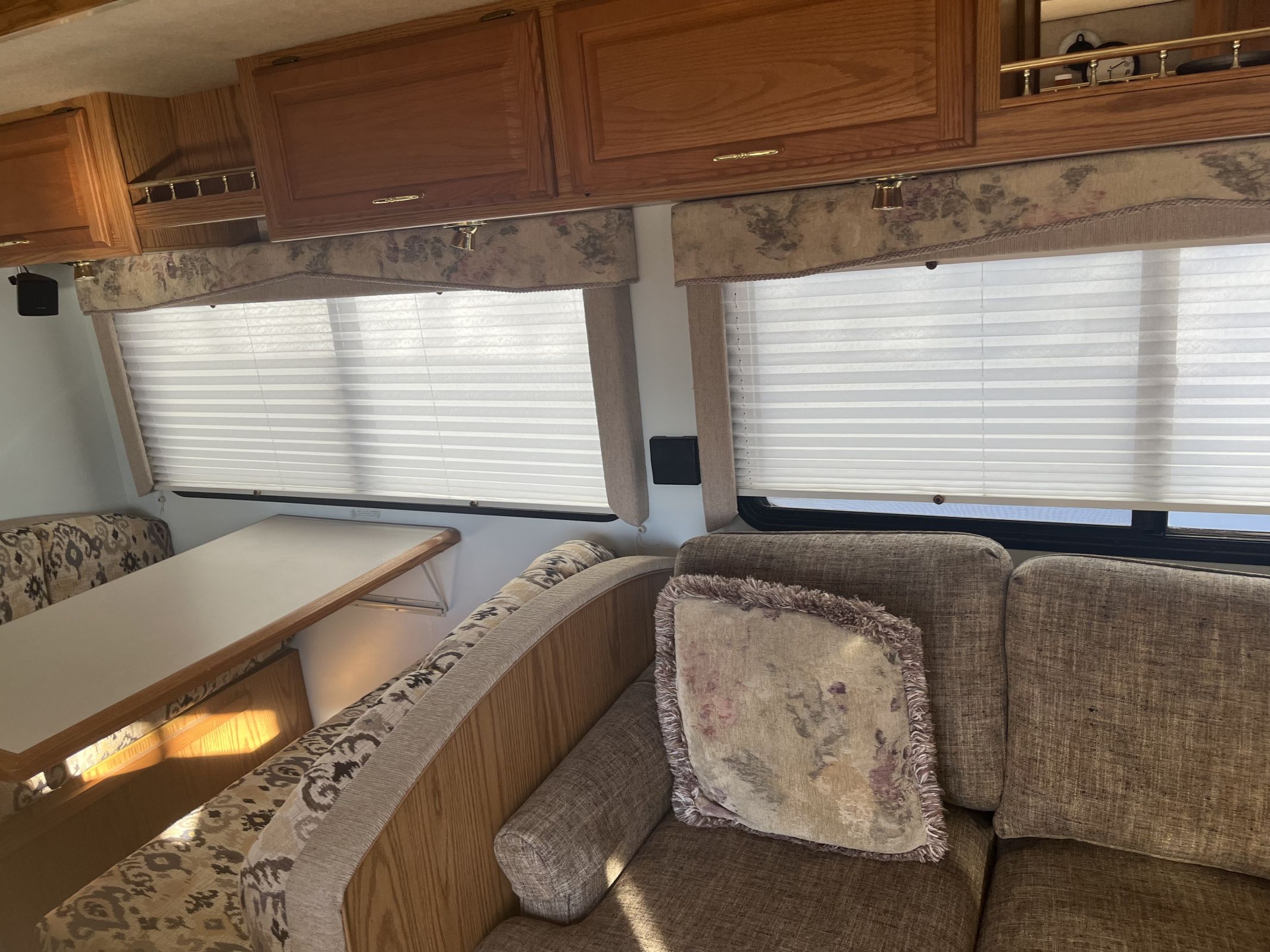 2000 Winnebago Adventurer 32V - National Vehicle