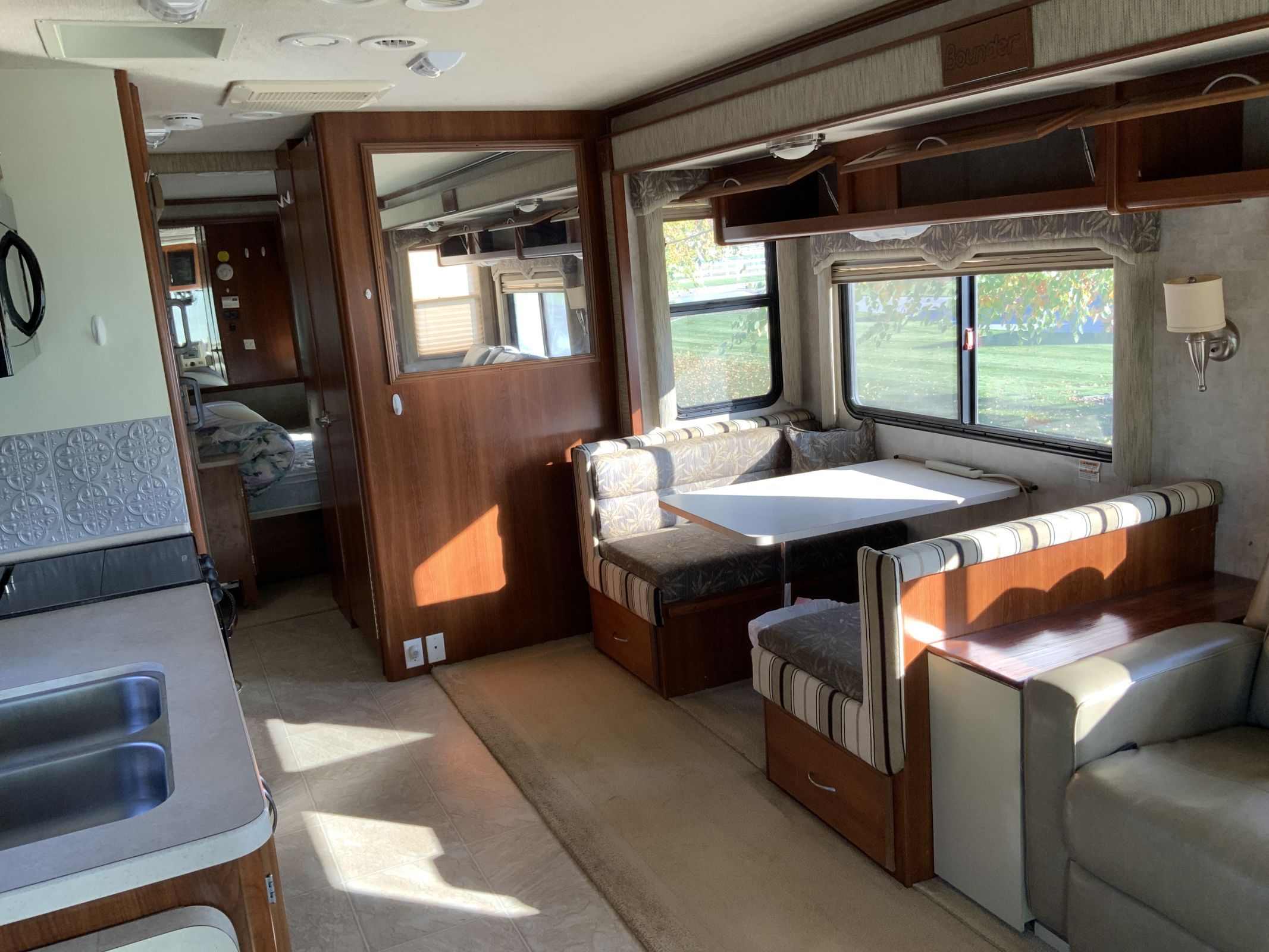 2006 Fleetwood Bounder 32W - National Vehicle
