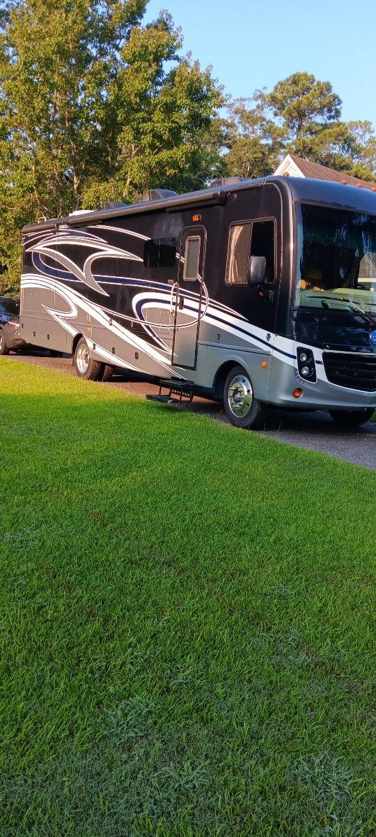 2018 Holiday Rambler Vacationer XE 32A - National Vehicle