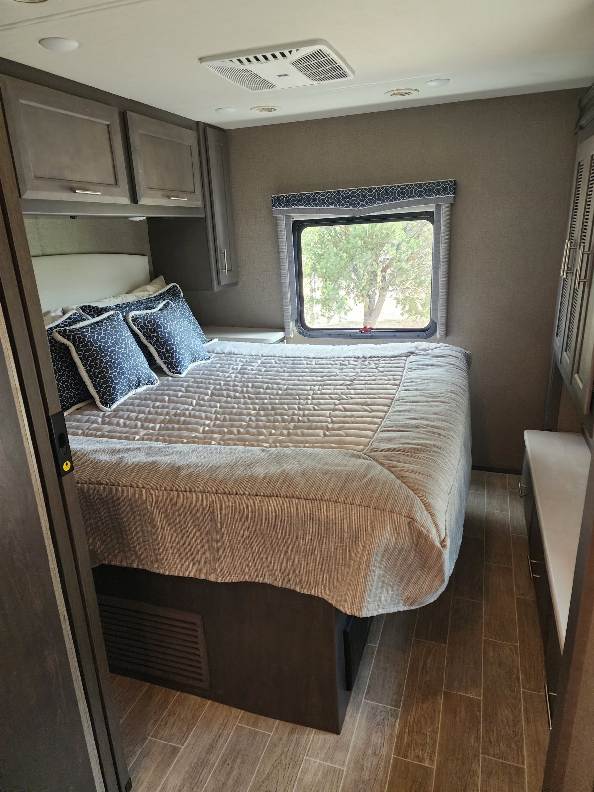 2022 Thor Motor Coach Omni RS36 - National Vehicle