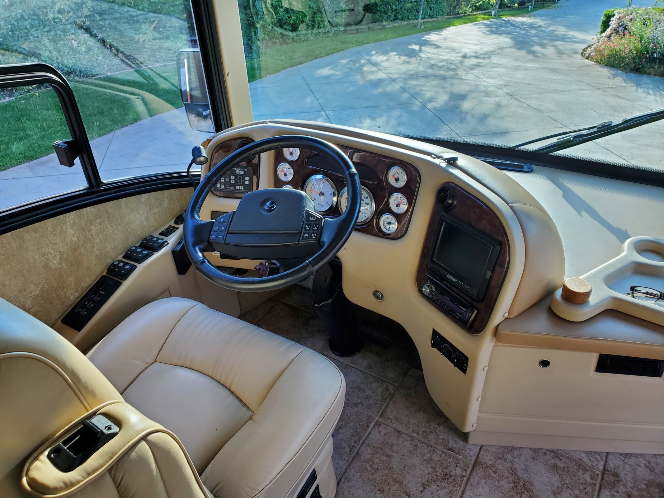 2006 Country Coach Inspire 360 Siena - National Vehicle