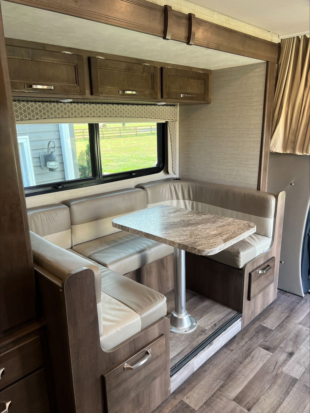 2020 Jayco Melbourne 24L - National Vehicle