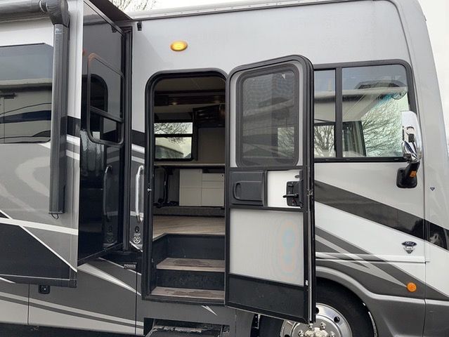 2021 Fleetwood Bounder 35P - National Vehicle