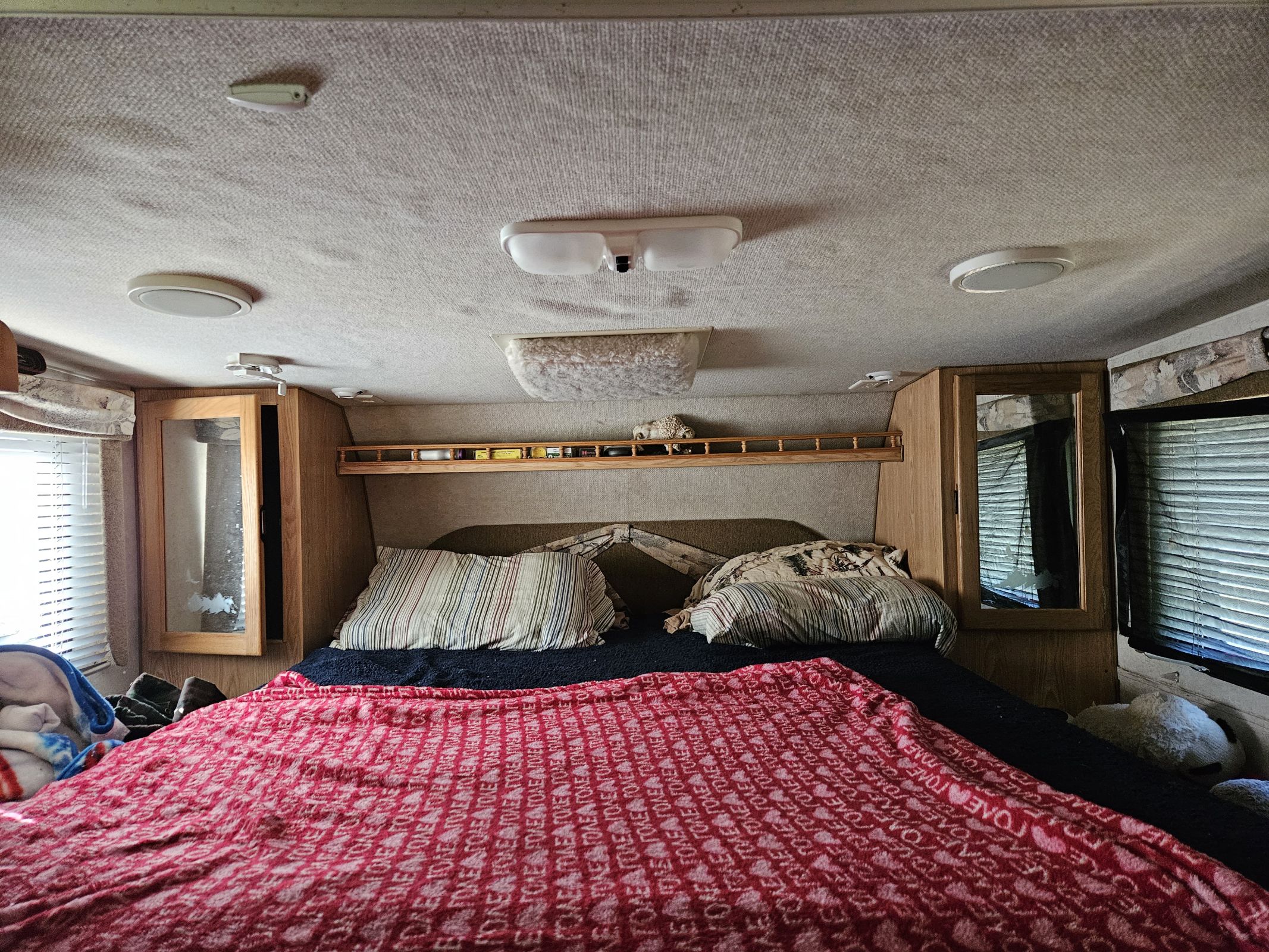 2005 Eagle Cap Truck Camper 950 - National Vehicle