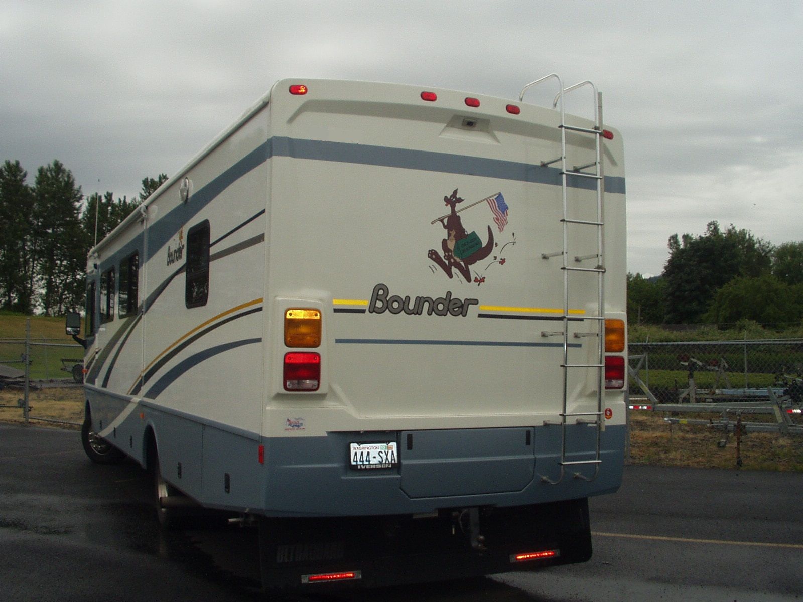2005 Fleetwood Bounder 33R - National Vehicle
