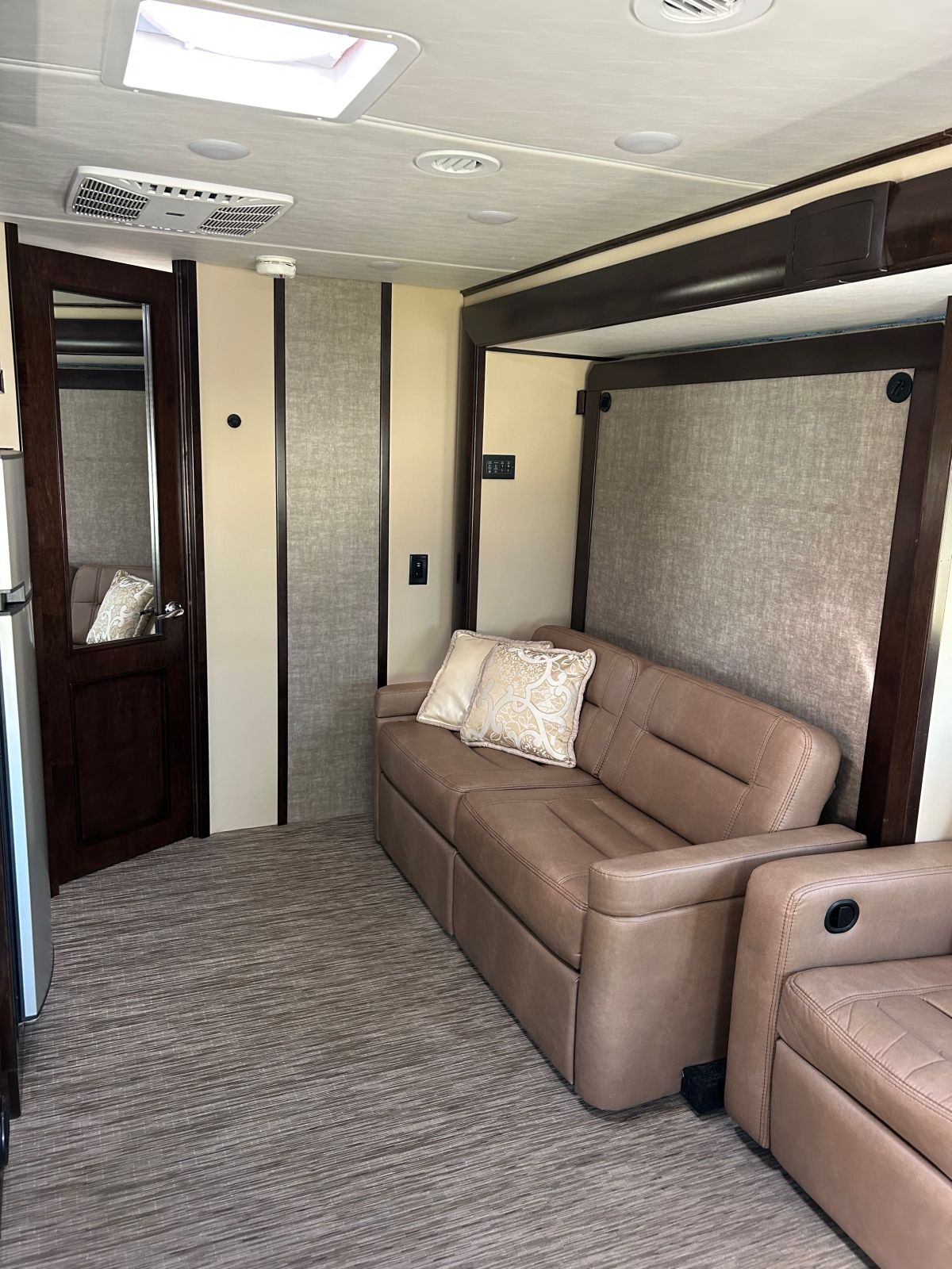 2021 Renegade Vienna 25VRMC - National Vehicle