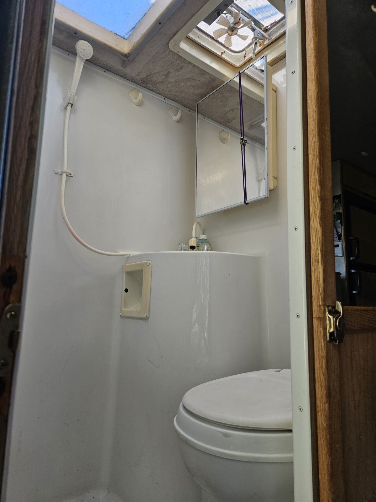 2005 Eagle Cap Truck Camper 950 - National Vehicle