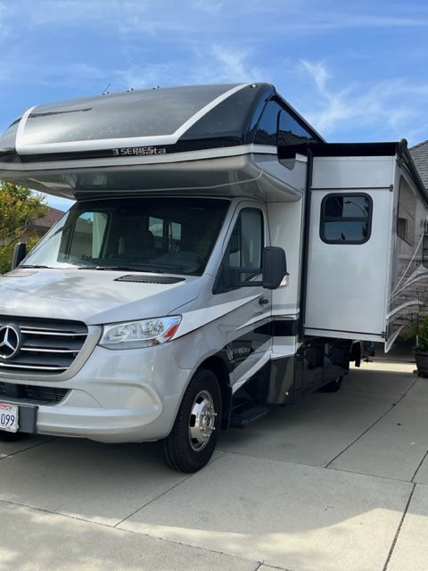 2021 Dynamax Isata 3 24FW - National Vehicle