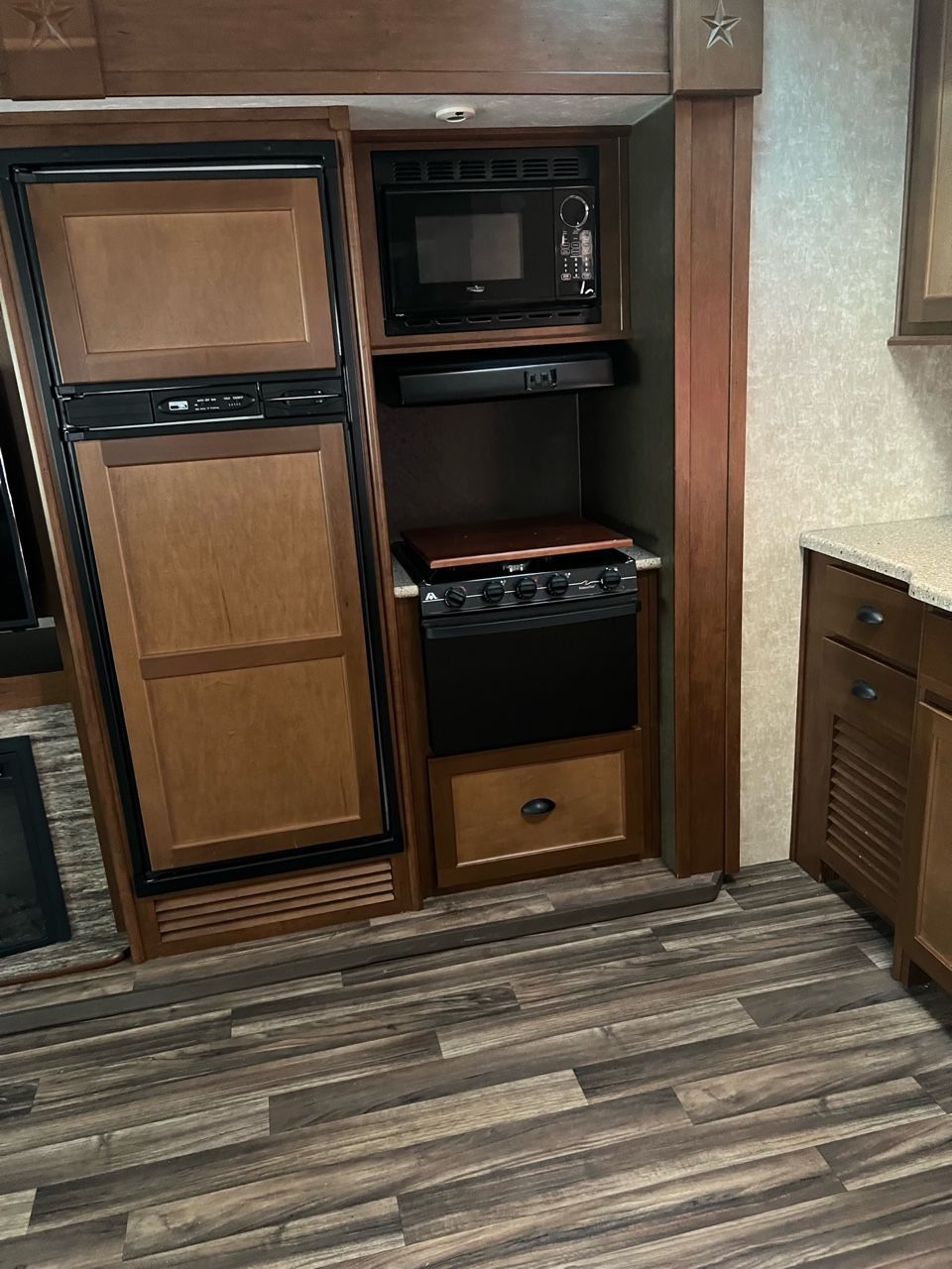 2016 Highland Ridge Light 274RLS - National Vehicle