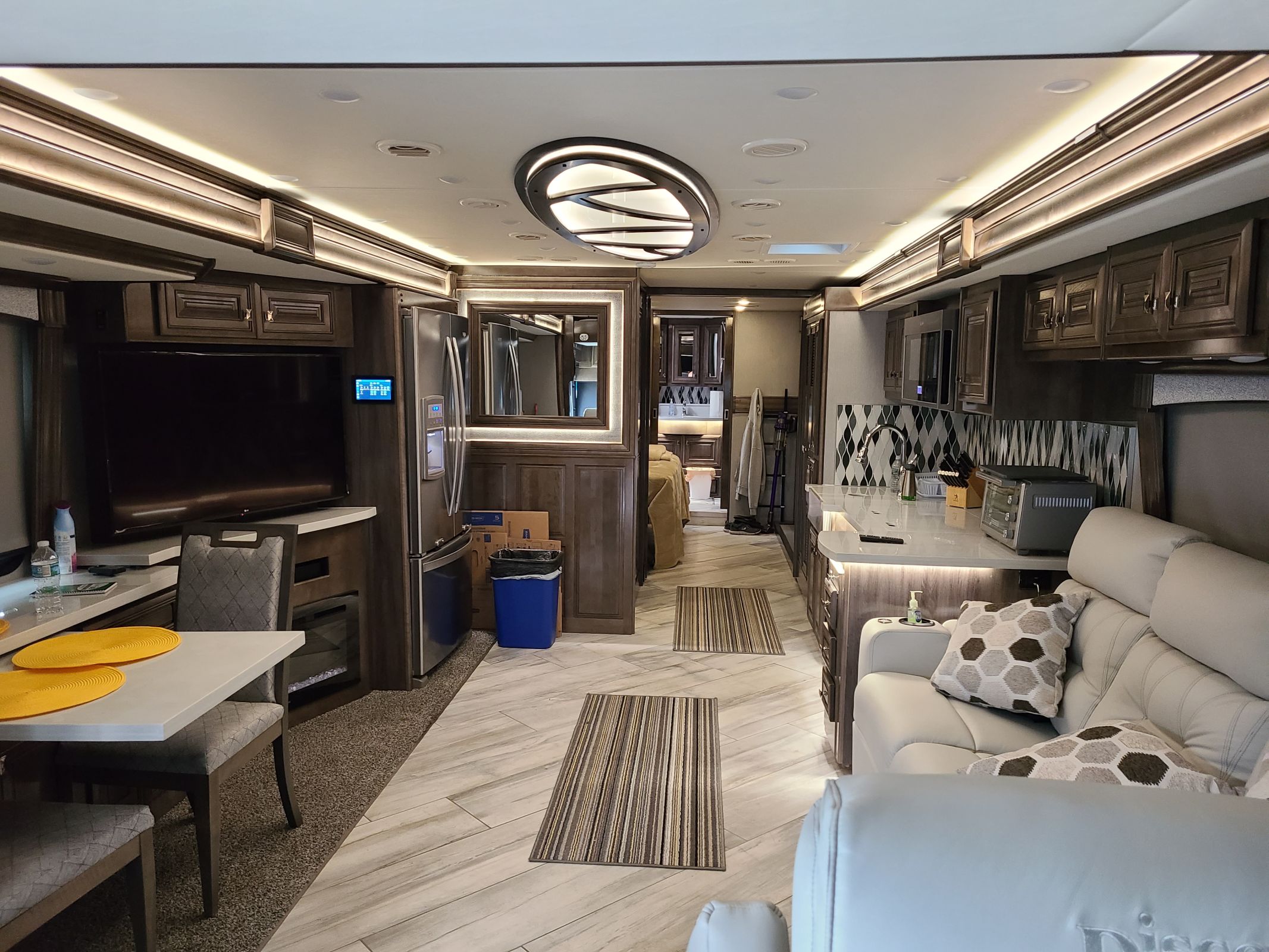 2021 Fleetwood Discovery LXE 40D - National Vehicle