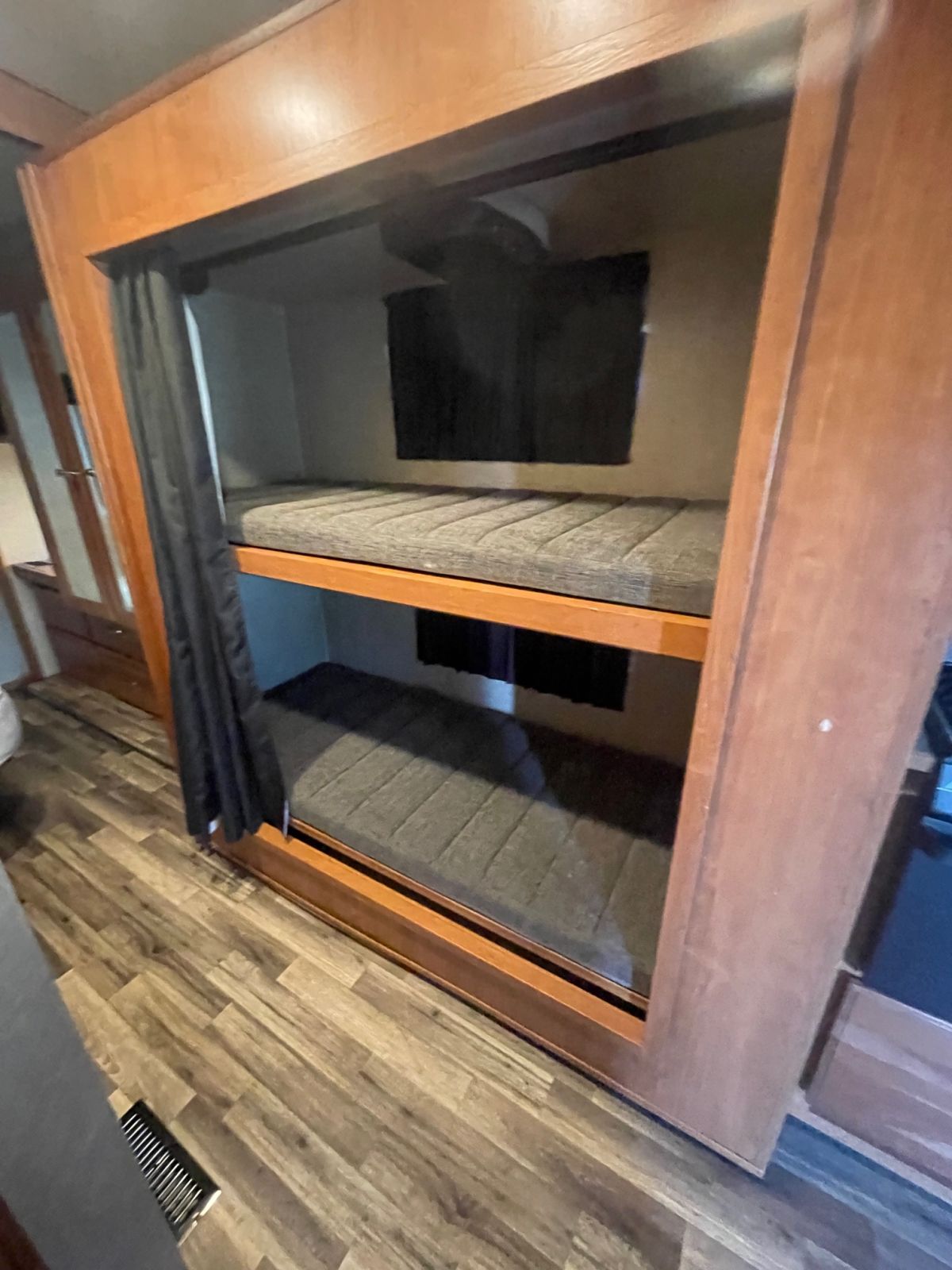 2017 Winnebago Vista 31BE - National Vehicle