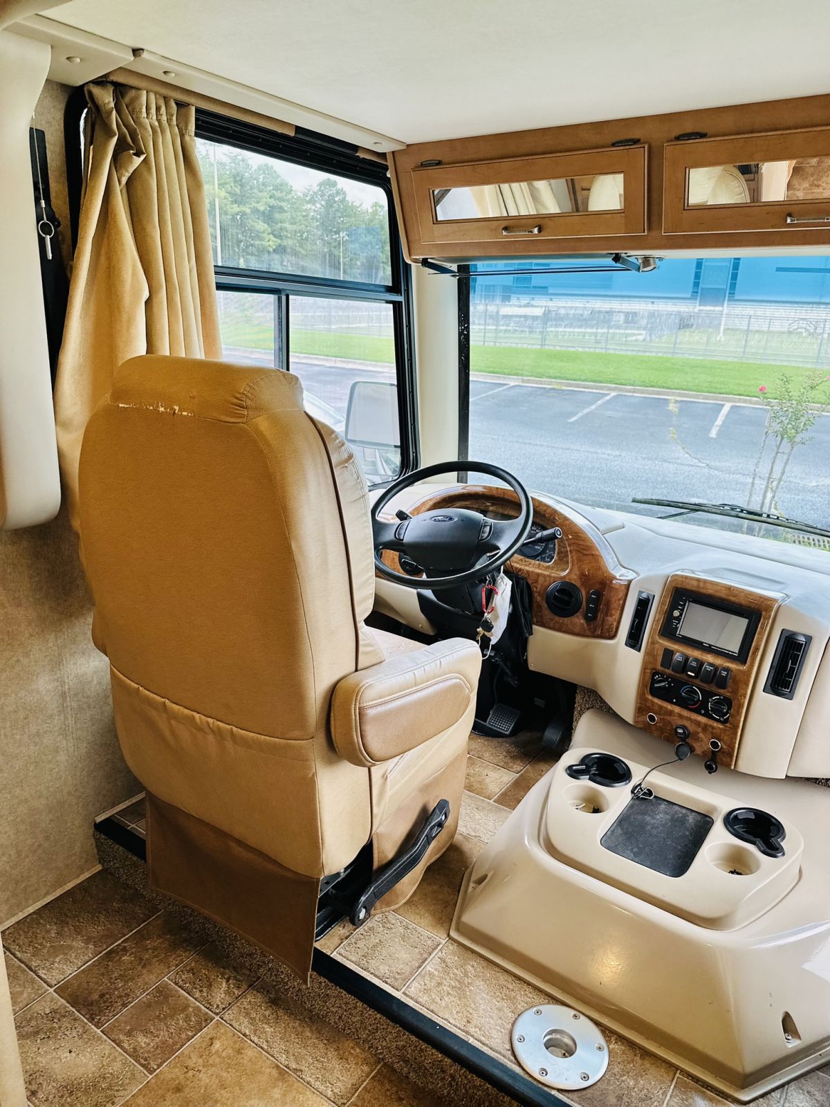 2016 Thor Motor Coach Hurricane 34J - National Vehicle