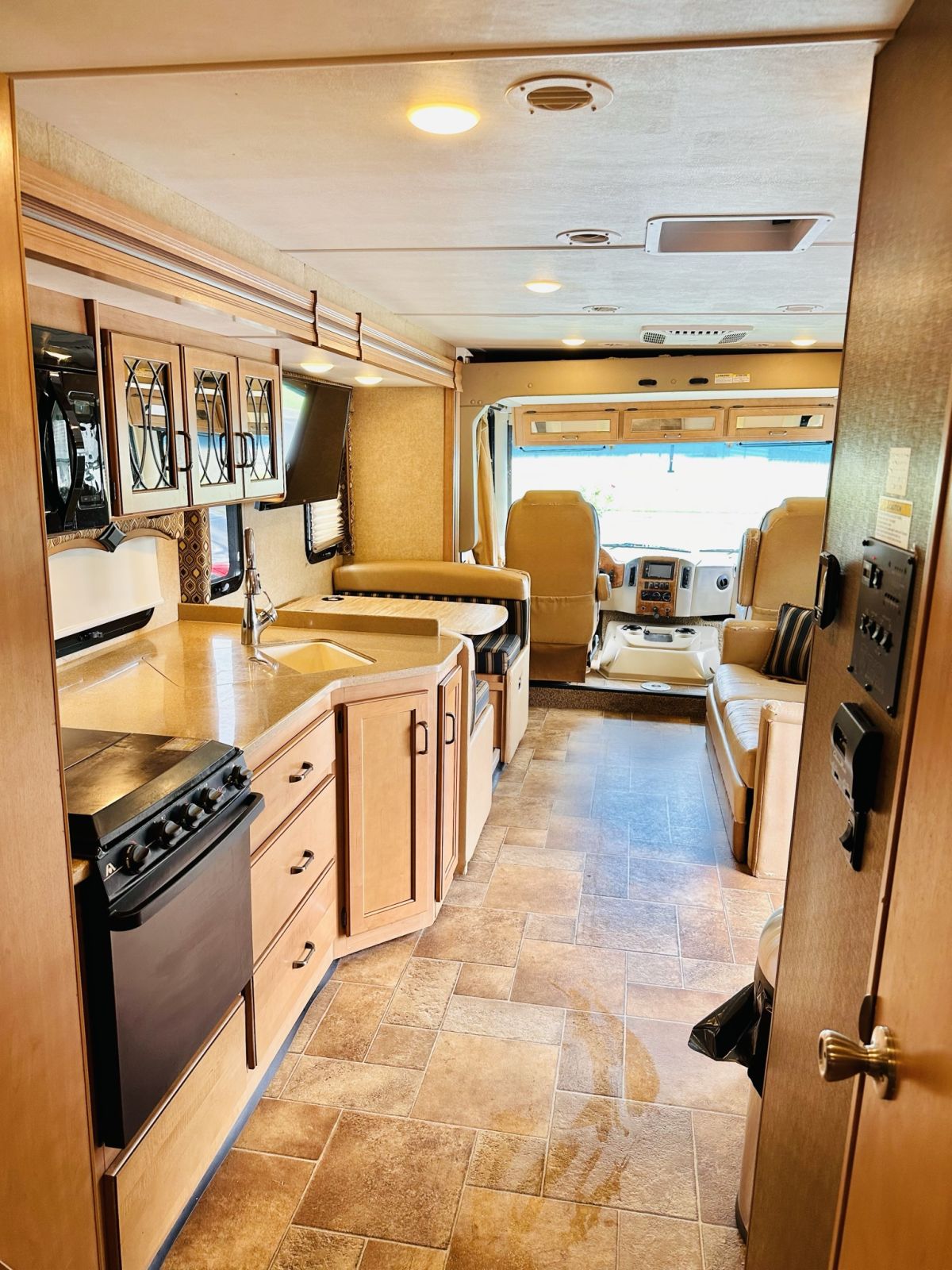 2016 Thor Motor Coach Hurricane 34J - National Vehicle