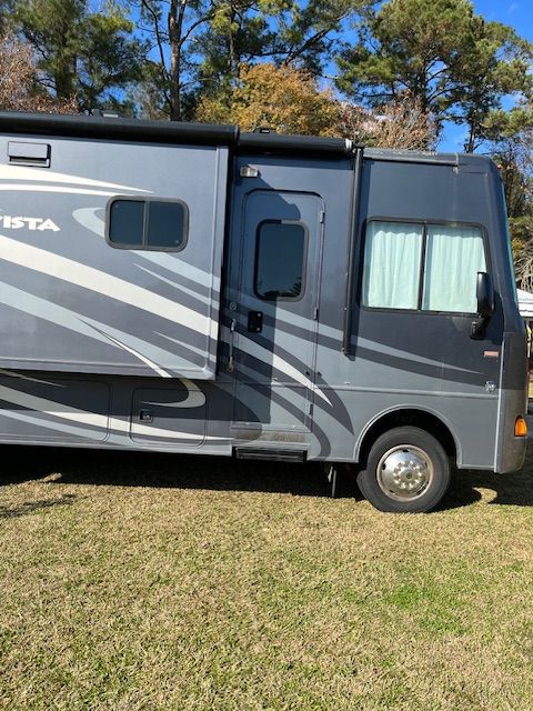 2014 Winnebago Vista 27N - National Vehicle