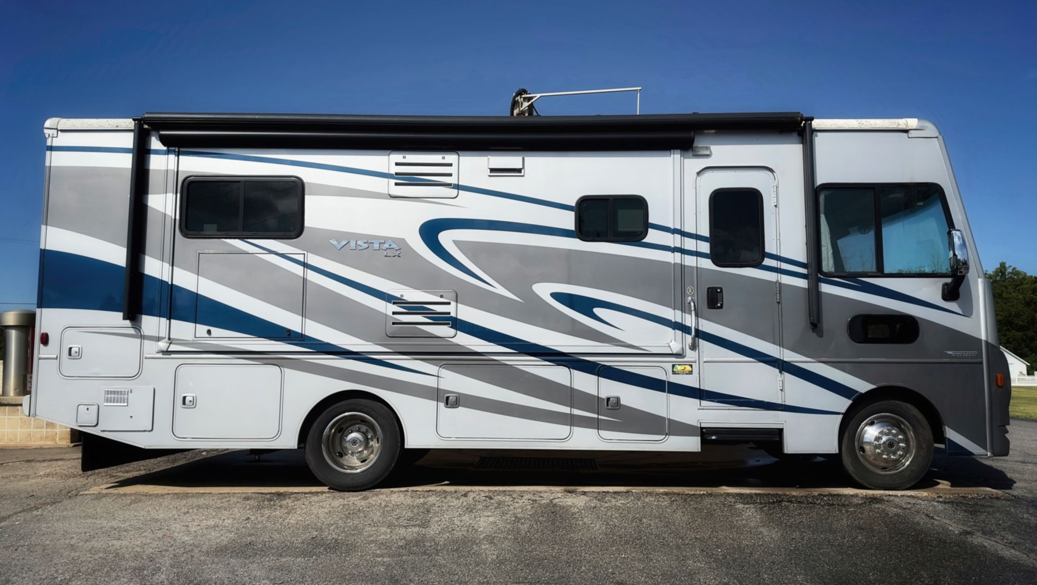 2016 Winnebago Vista LX 27N - National Vehicle
