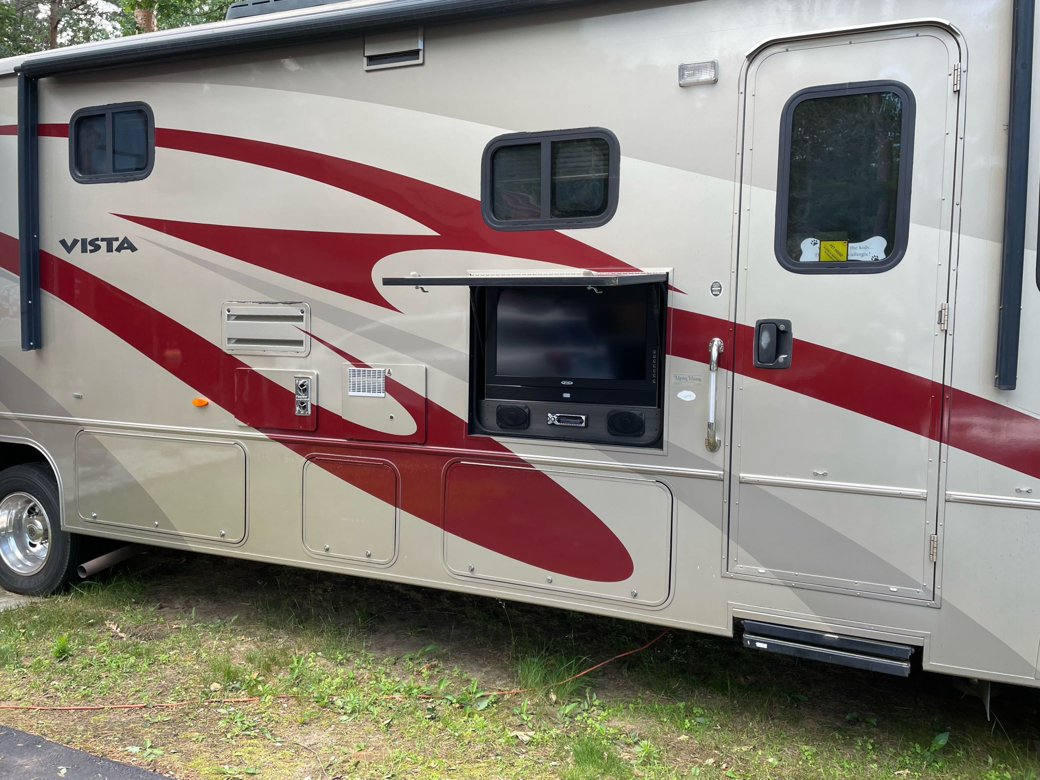 2011 Winnebago Vista 35F - National Vehicle