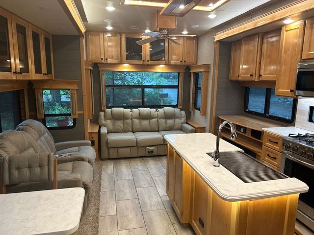 2021 Vanleigh Beacon 39FBB - National Vehicle