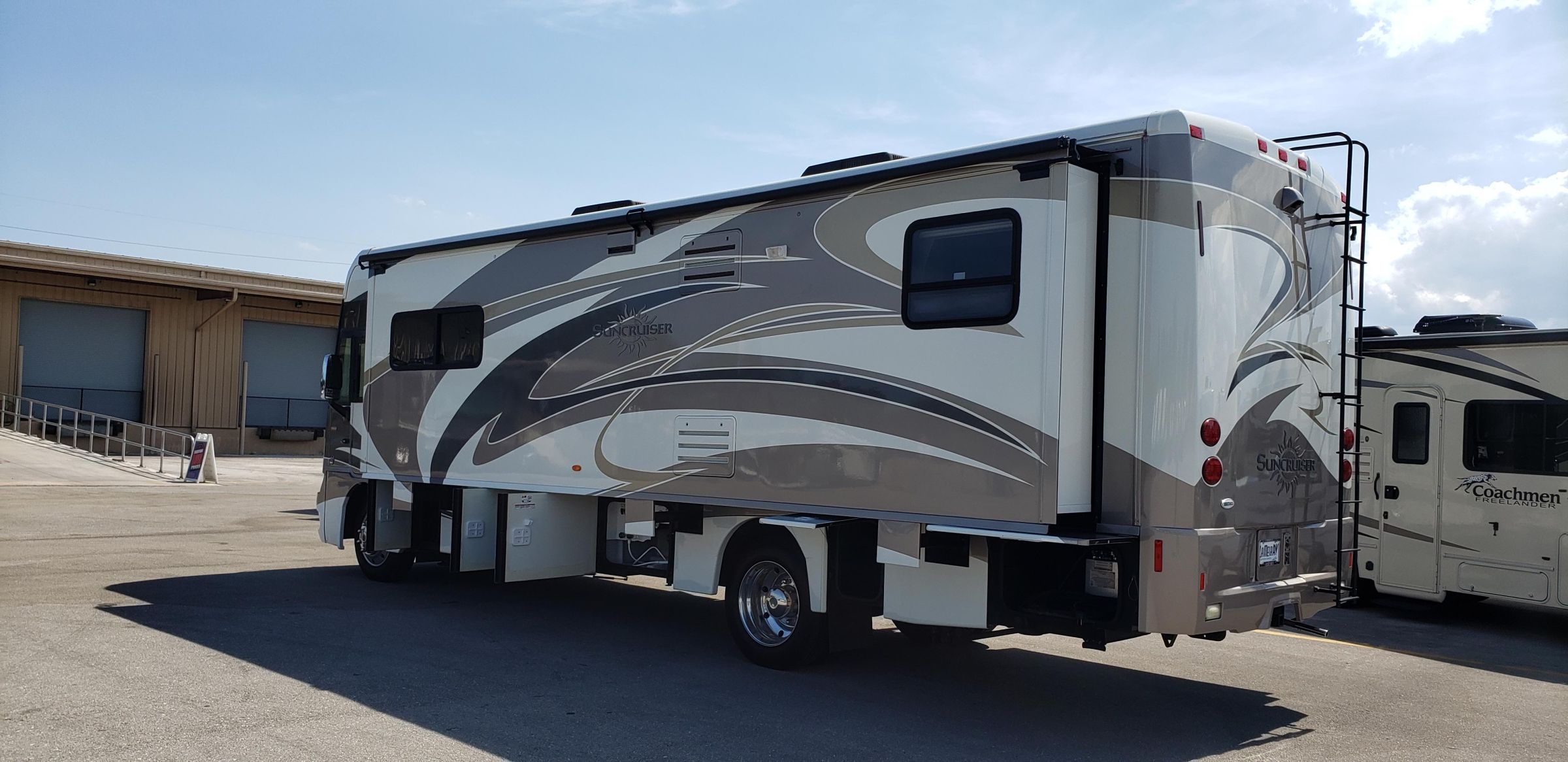2011 Itasca Suncruiser 32H - National Vehicle