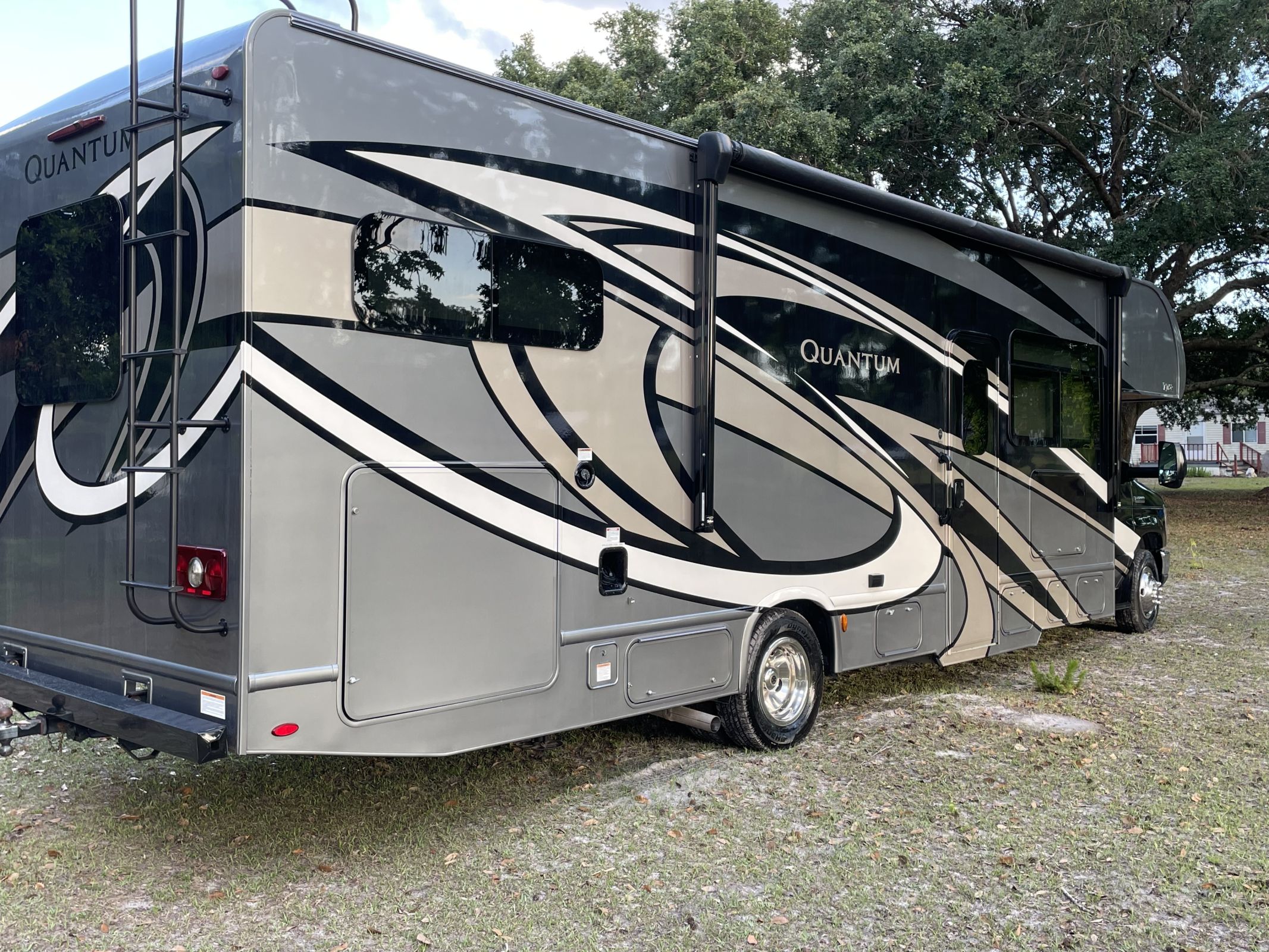 2019 Thor Motor Coach Quantum 31WS - National Vehicle