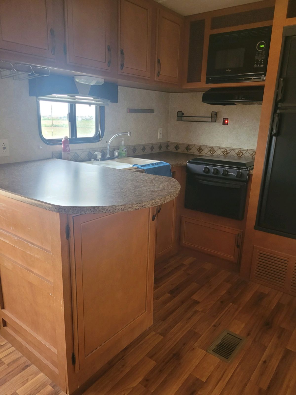 2014 Gulf Stream Kingsport 302RKS - National Vehicle